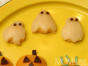Healthy Halloween snack - Pear ghosts • Mom Behind the Curtain